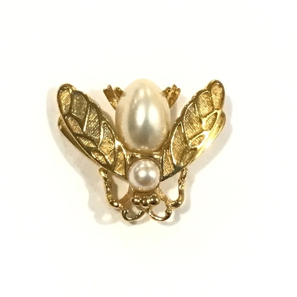 Trifari | Jewelry | Vintage Trifari Faux Pearl Bee Pin Gold Tone 18 ...